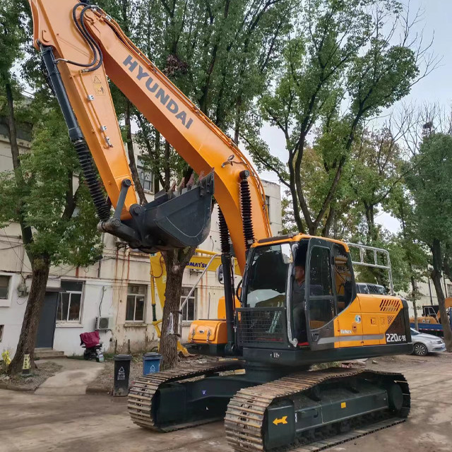 Hyundai 220 Used Hydraulic Excavator With Engine Cummins B7 For Sale ...